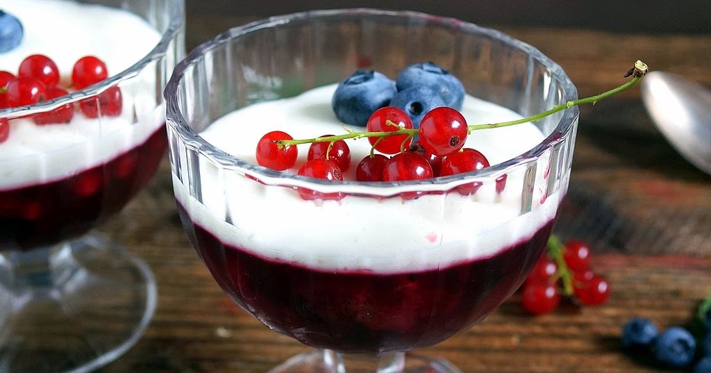 Galaretka owocowa z mleczną pianką