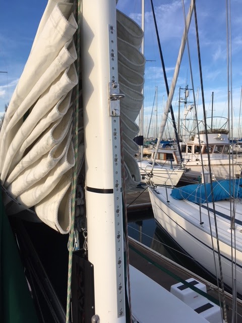 SV Hokulani: Mast track and whisker pole