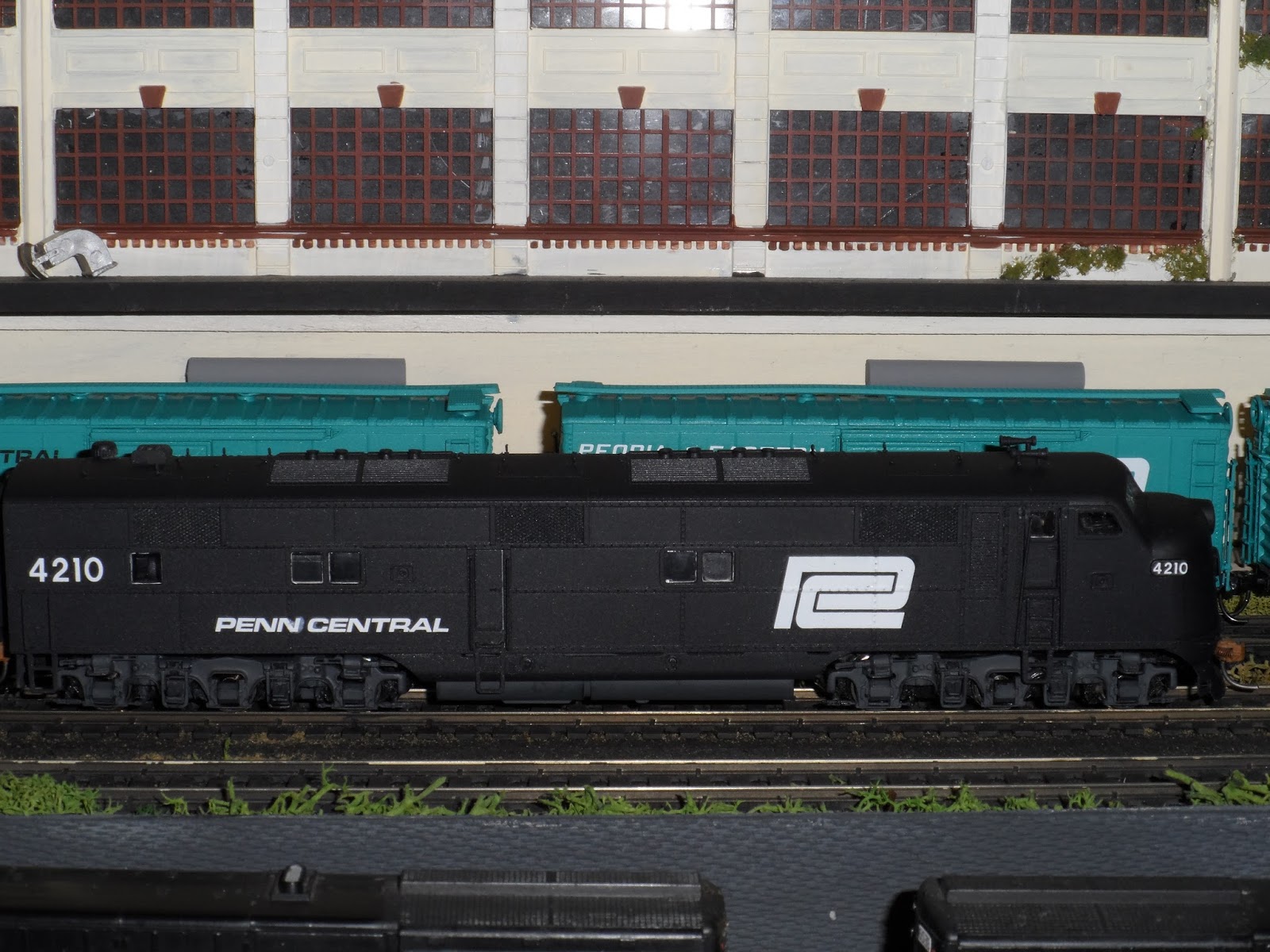 New York Central Train Layout: Penn Central E8A #4072 and related E unit projects.
