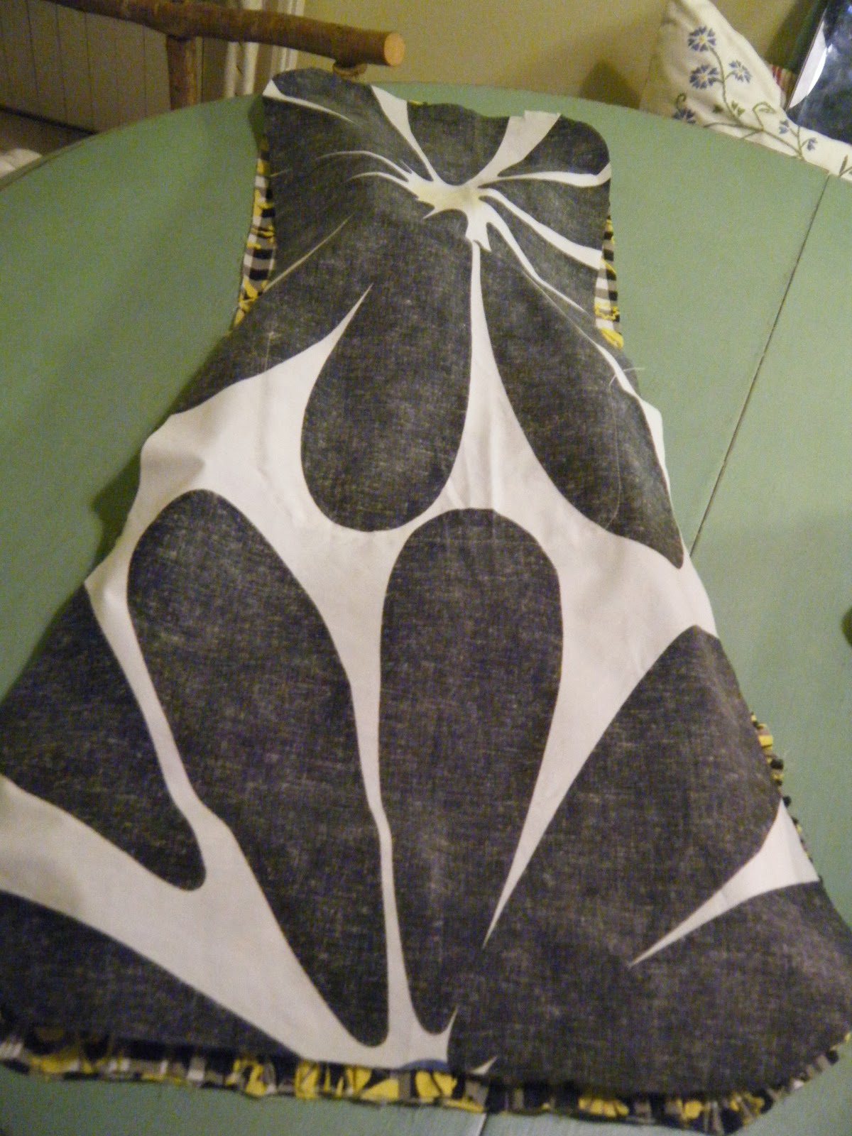 Home Sewn, Home Made, Home Grown: Frilly pinny...go retro!