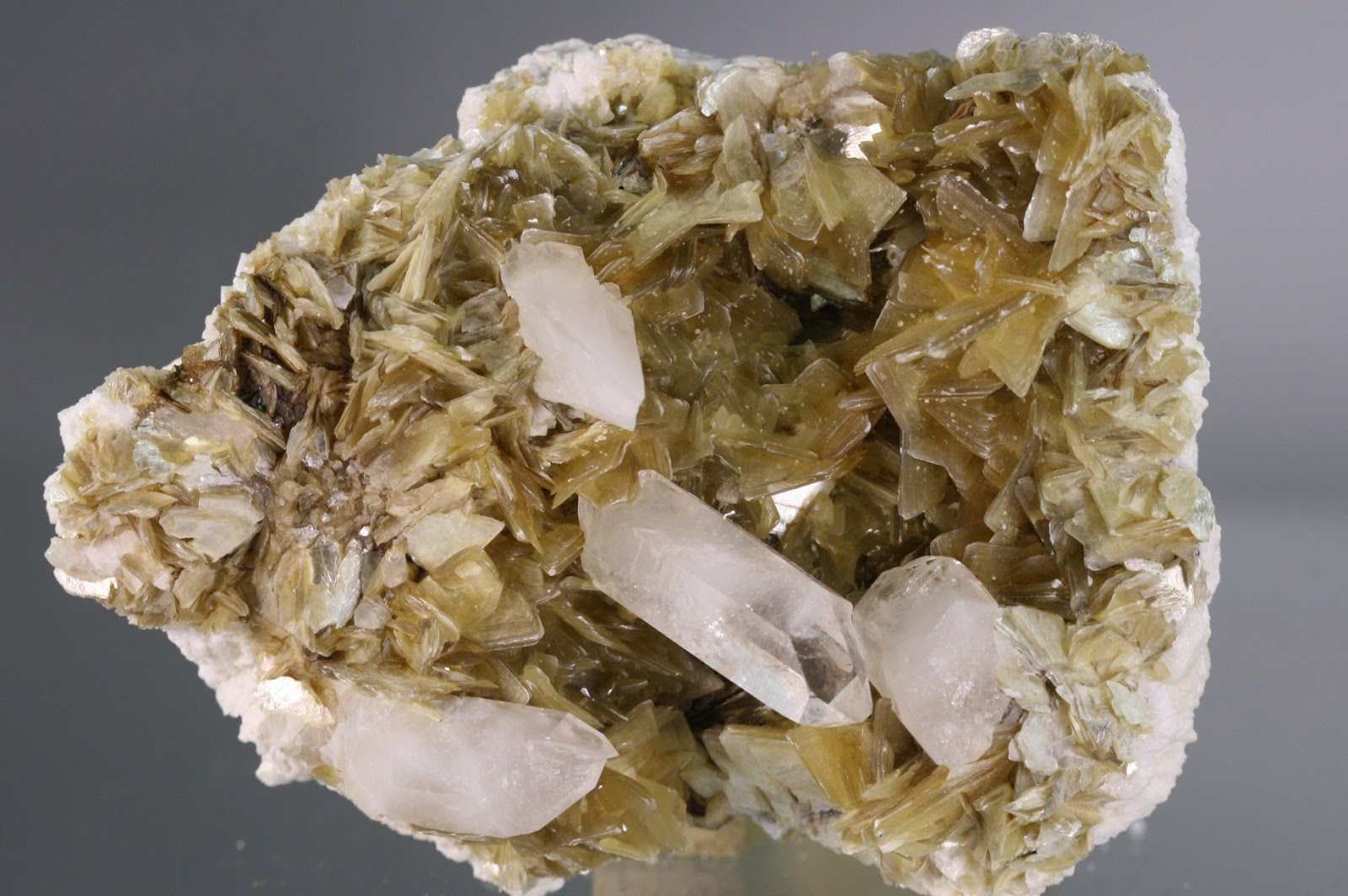 EKOGEO: MIKA : MINERAL SILIKAT PIPIH BERBENTUK LEMBARAN