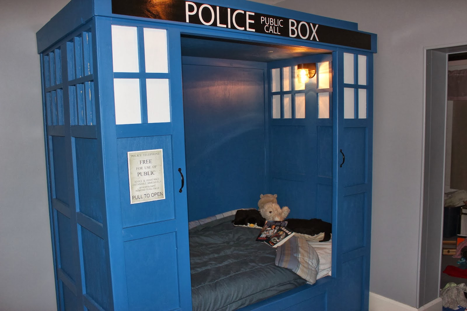 Building a TARDIS Bed: Building a TARDIS bed