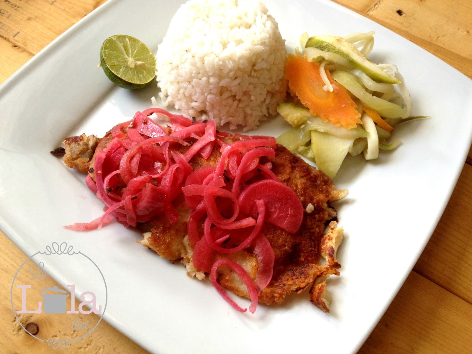 Pescado enharinado con cebolla morada curtida | La Lola Dice