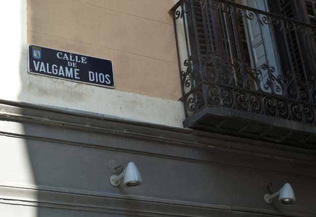Caminando por Madrid: La leyenda de la calle Válgame Dios