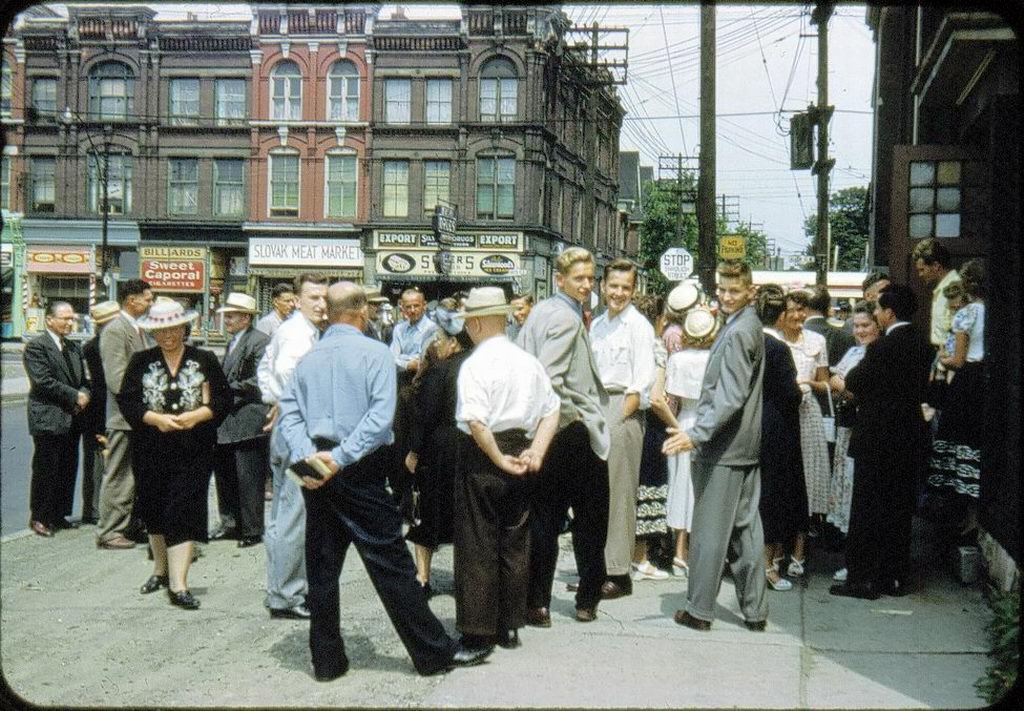 Stunning Color Pictures Show Everyday Life of Canadian People in the ...