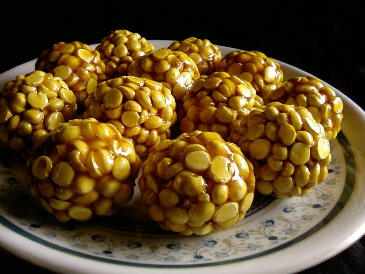 Roasted Gram and Jaggery Laddu ~ Putnala Pappu Ladoo - Blend with Spices