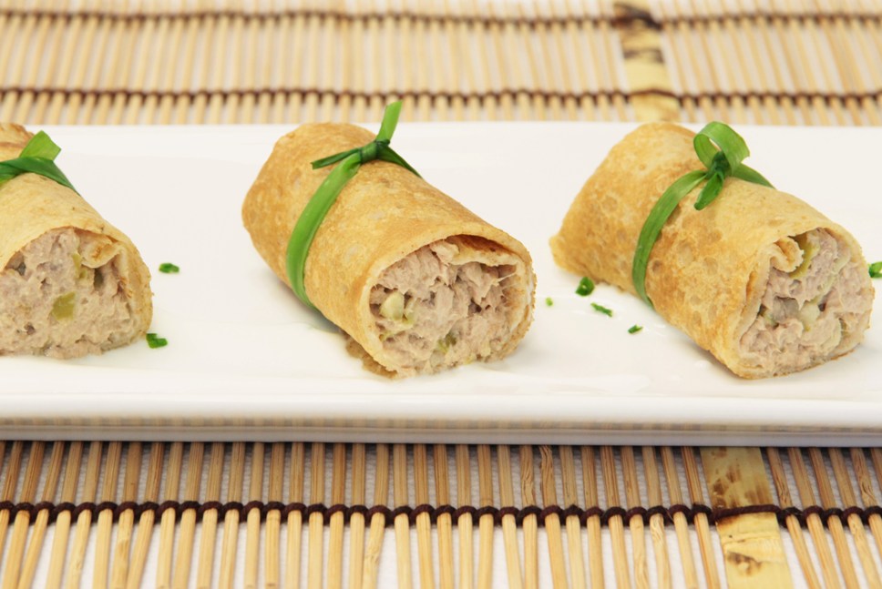 Rolinhos de crepes integrais com pasta de atum