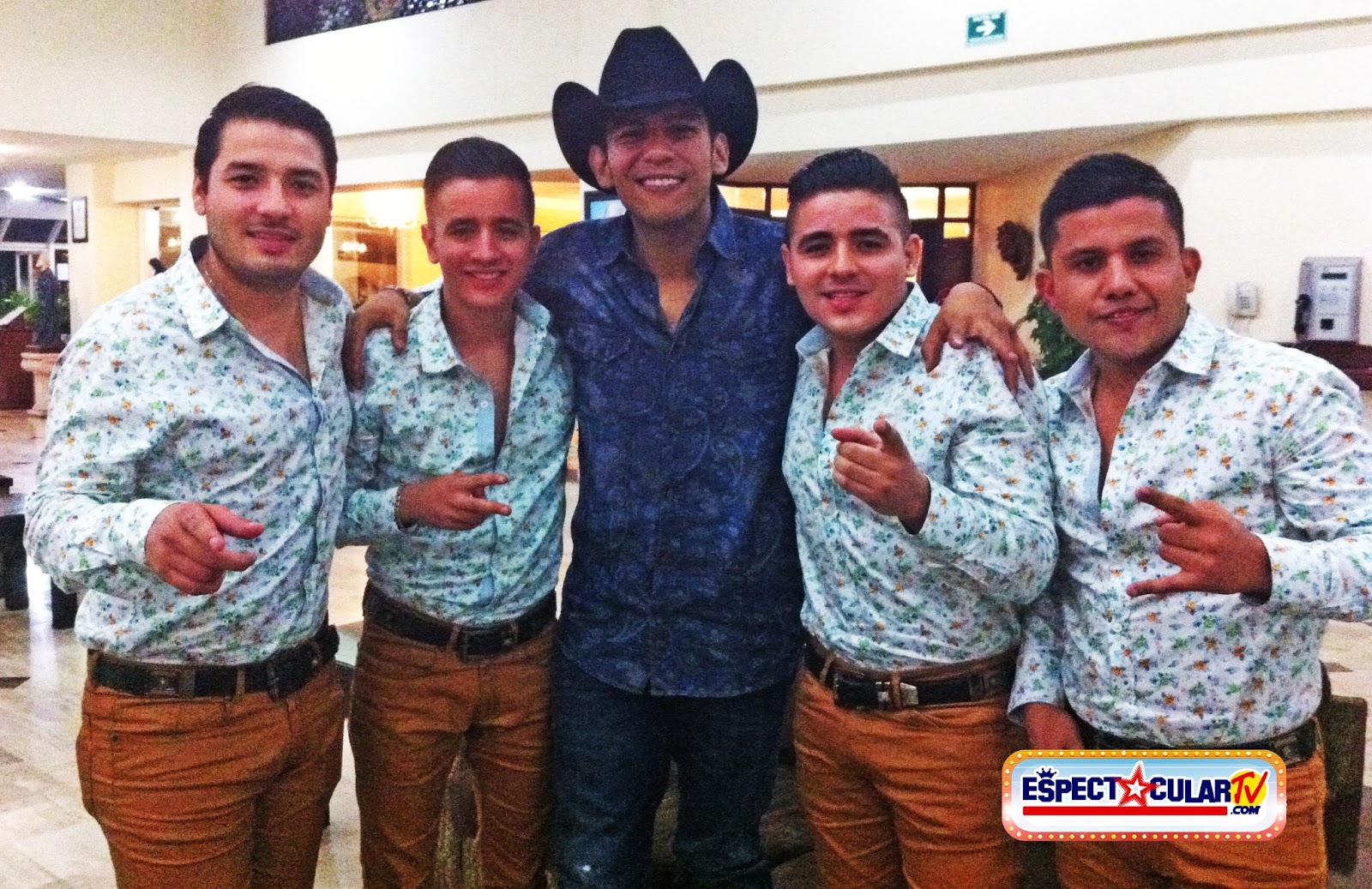 EspectacularTV News: ELIAS MEDINA Y LOS TERCOS PRESENTAN SU PERRO DE RANCHO