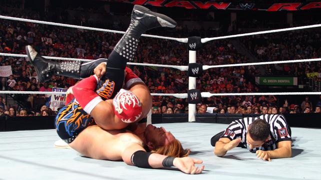 WWE In live!!!!: SIN CARA vs HEATH SLATER