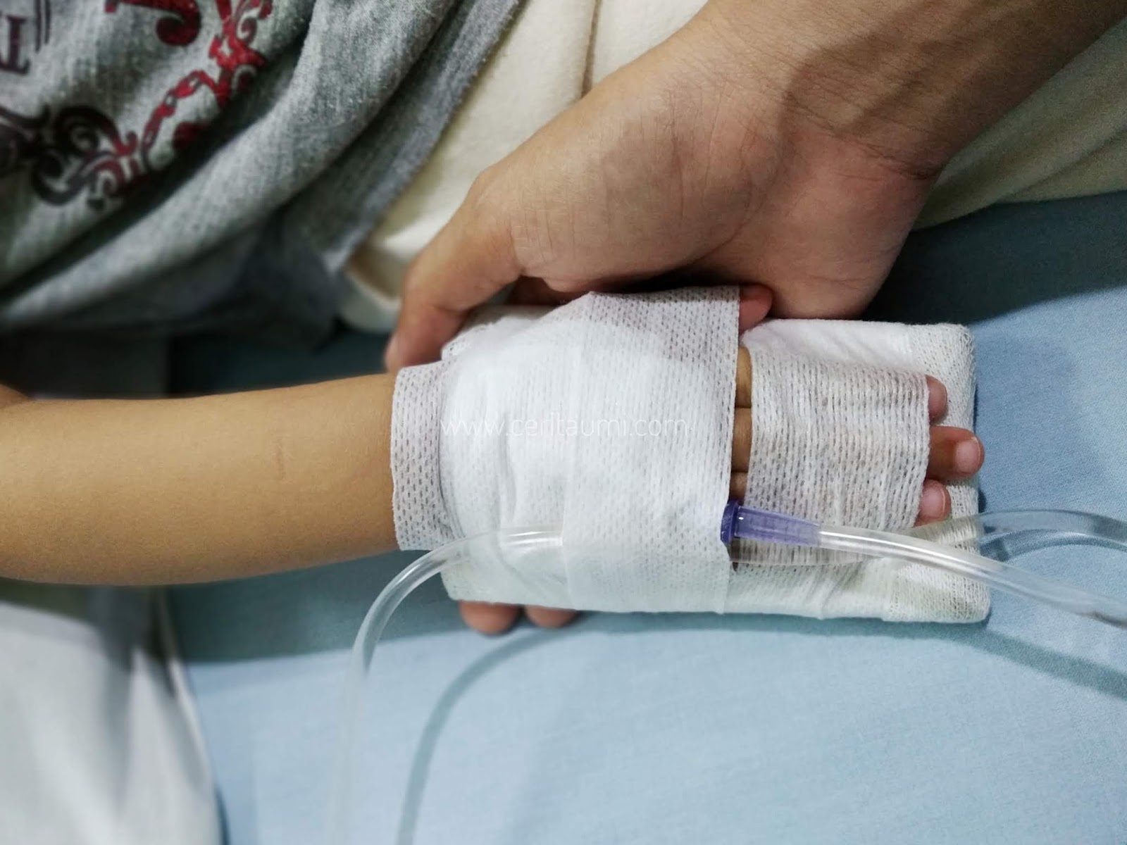 Gambar Tangan Diinfus Di Kamar Sendiri