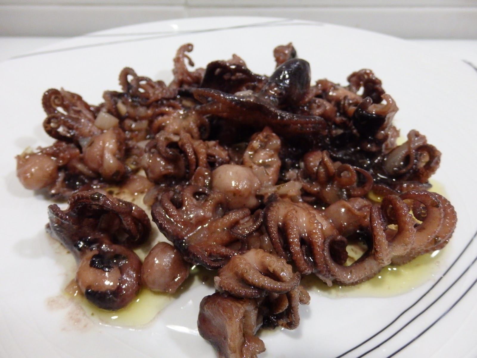 OSUKAA IS COOKING: PULPITOS A LA CATALANA / BABY OCTOPUS AT THE CATALAN WAY