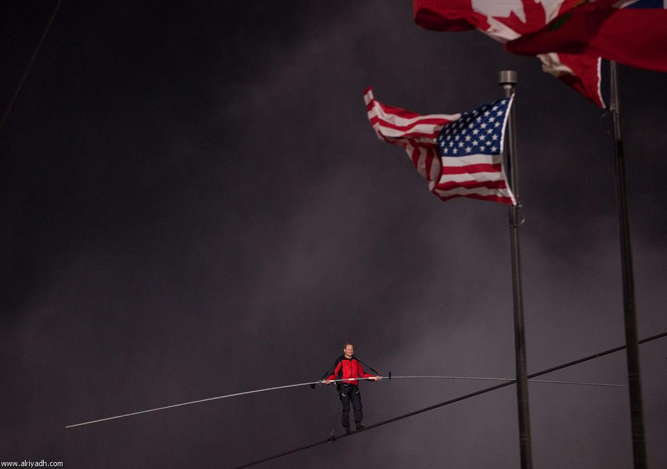 Daredevil stuntman tightrope walks into history: Nik Wallenda becomes ...