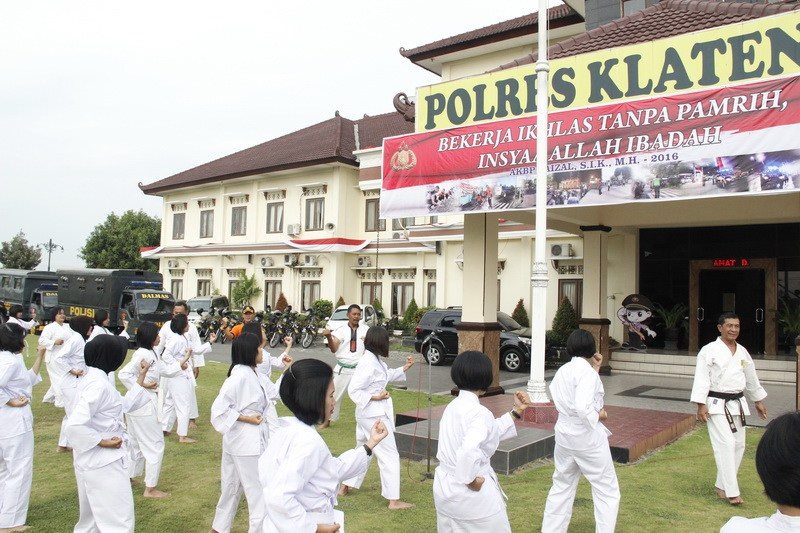 Asah Kemampuan, Polwan Polres Klaten Latihan Beladiri - NTMC KORLANTAS ...