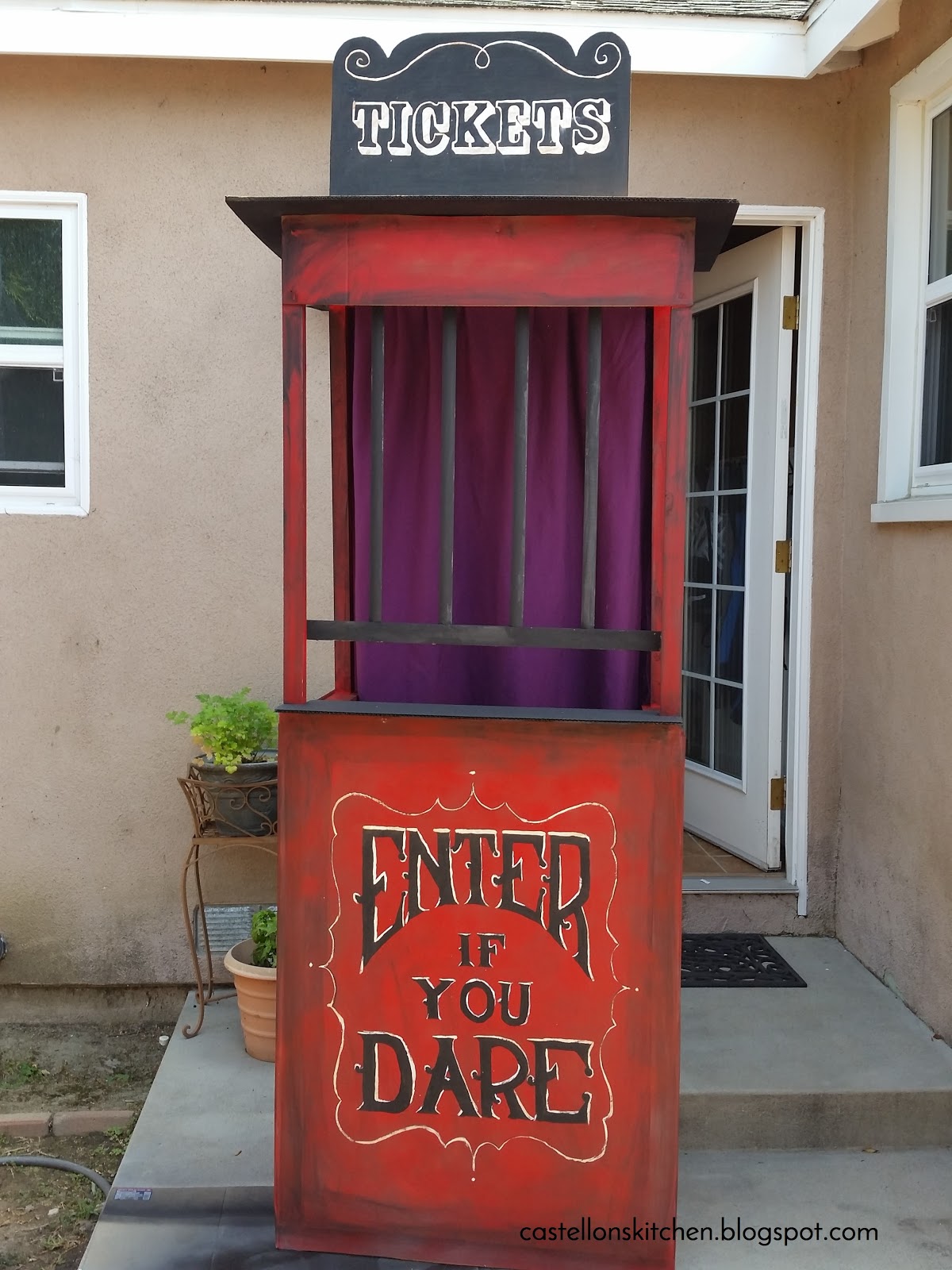 Castellon's Kitchen: Carnival Fun House Maze (Part 1 of 3)