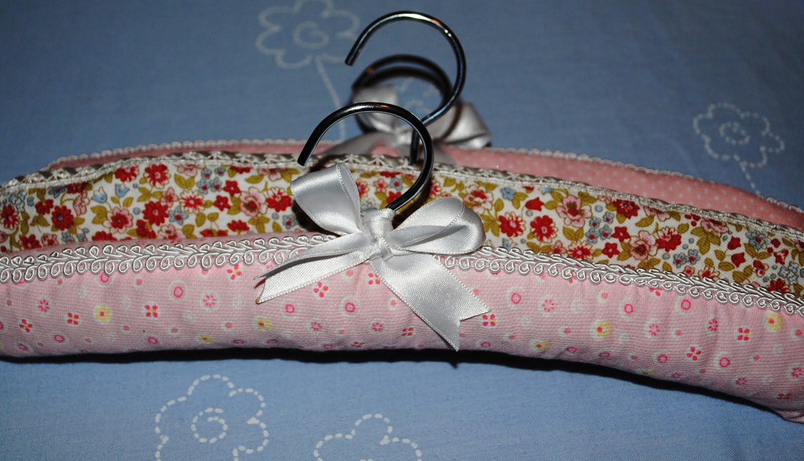 qkdas: Perchas Forradas para bebés