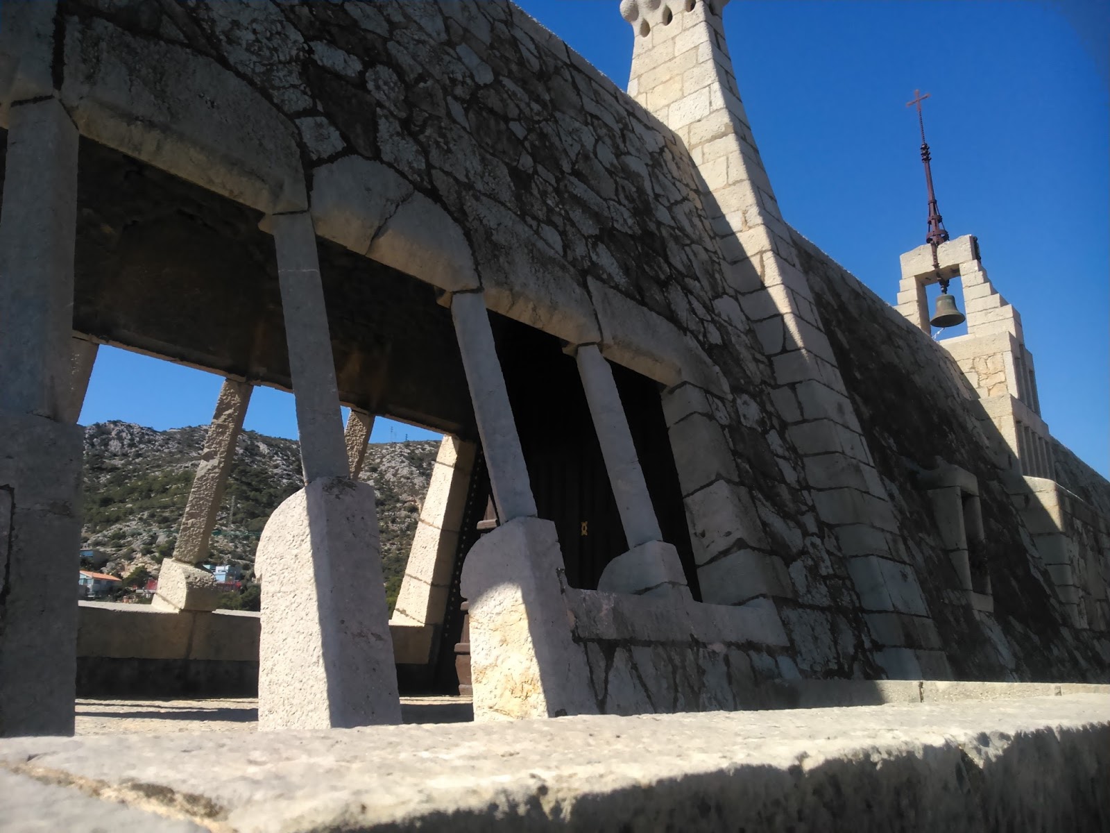 QUE VER CERCA DE BARCELONA, TURISMO EN BARCELONA: LAS BODEGAS GUELLL EN ...