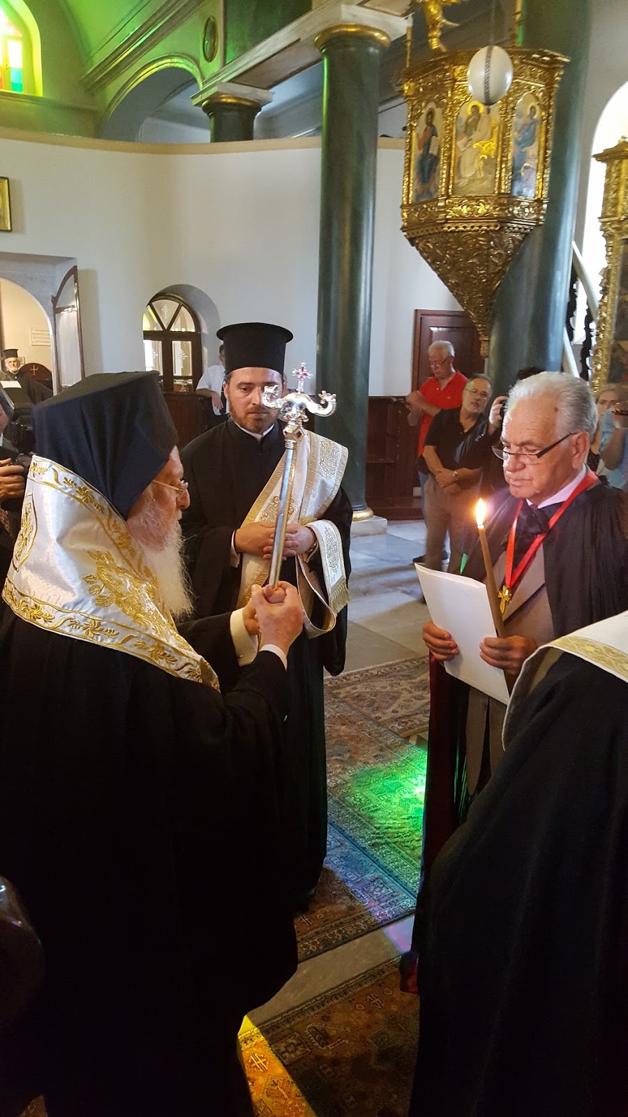ΦΩΣ ΦΑΝΑΡΙΟΥ: Ο ΠΑΤΡΙΑΡΧΗΣ ΑΠΕΝΕΙΜΕ ΟΦΦΙΚΙΟ ΣΕ ΑΠΟΦΟΙΤΟ ΤΗΣ ΧΑΛΚΗΣ (ΦΩΤΟ)
