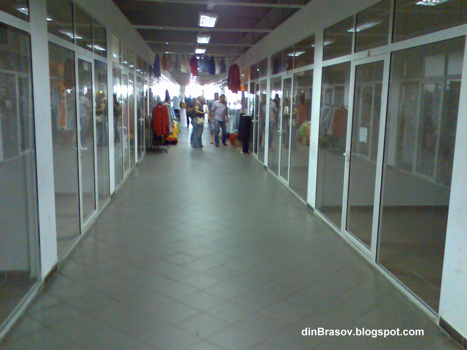 din Brasov: Standuri goale in complexul Brintex din Brasov