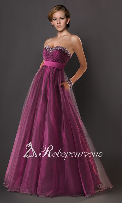 Robe Courte Cocktail : Taylor Swift en robe de soirée violette sur le ...