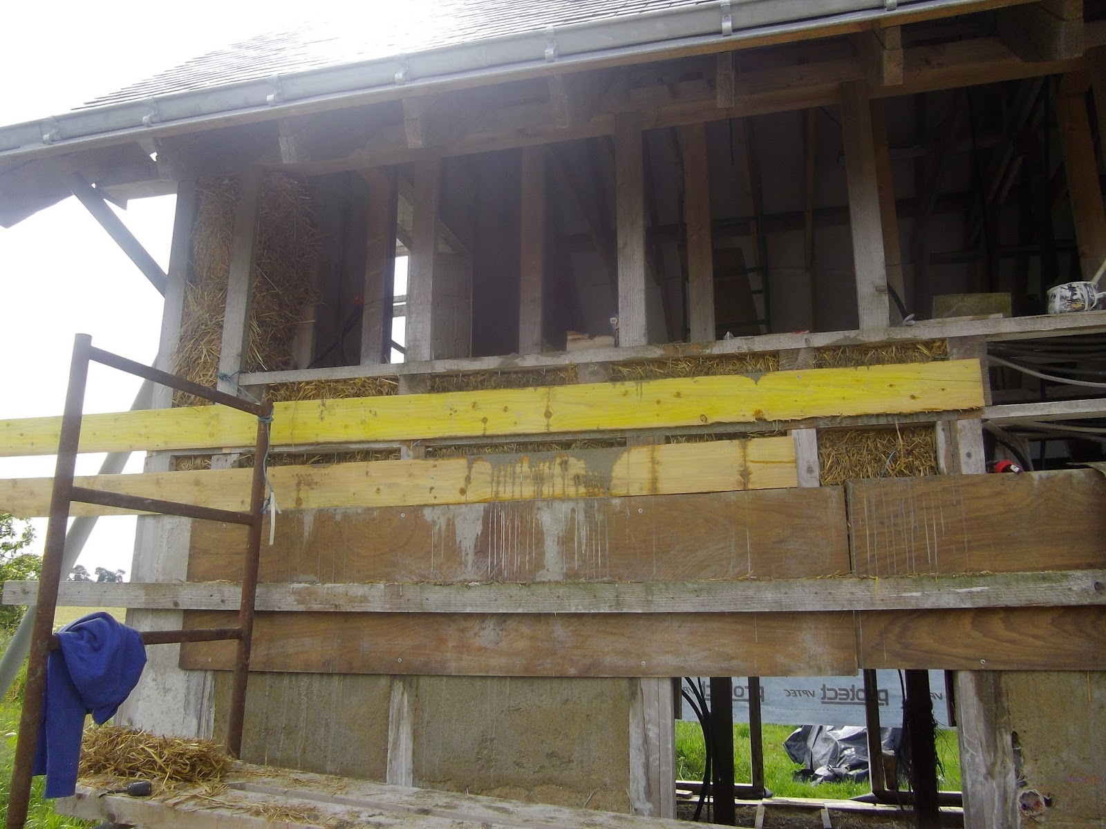 Construction de notre maison en bois et paille: Remplissage mur nord ...