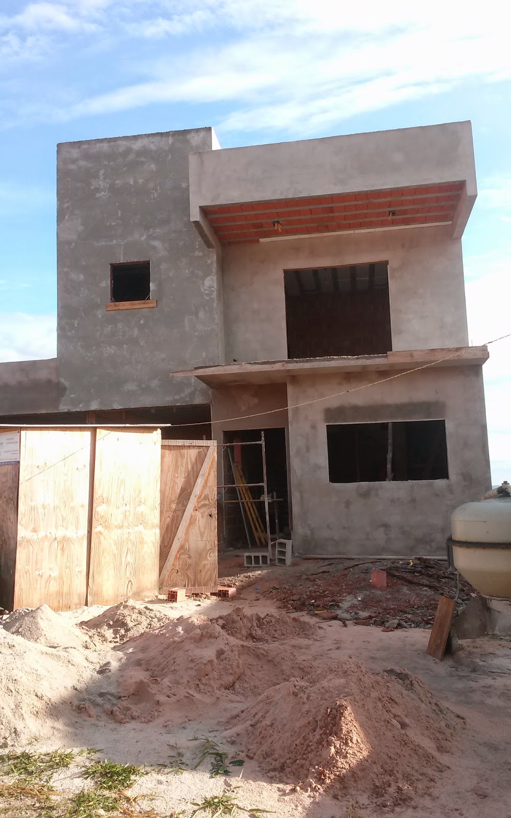 CONSTRUINDO CASAS: Reboco externo acabando...