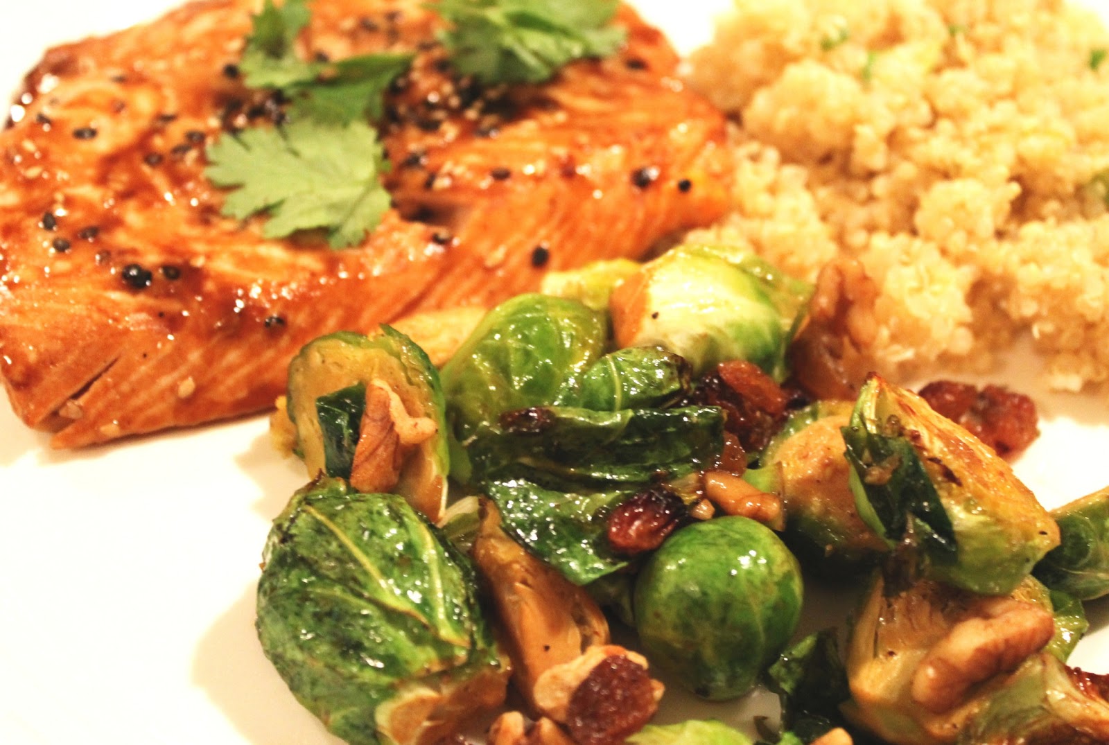 Chérie blanche: Saumon au sésame + choux de Bruxelles aux noix et raisins