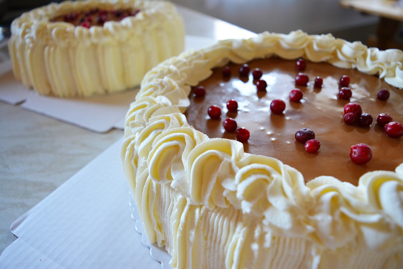 Jauhoputti ja Luumusuu: Kinuski-karpalokermakakku