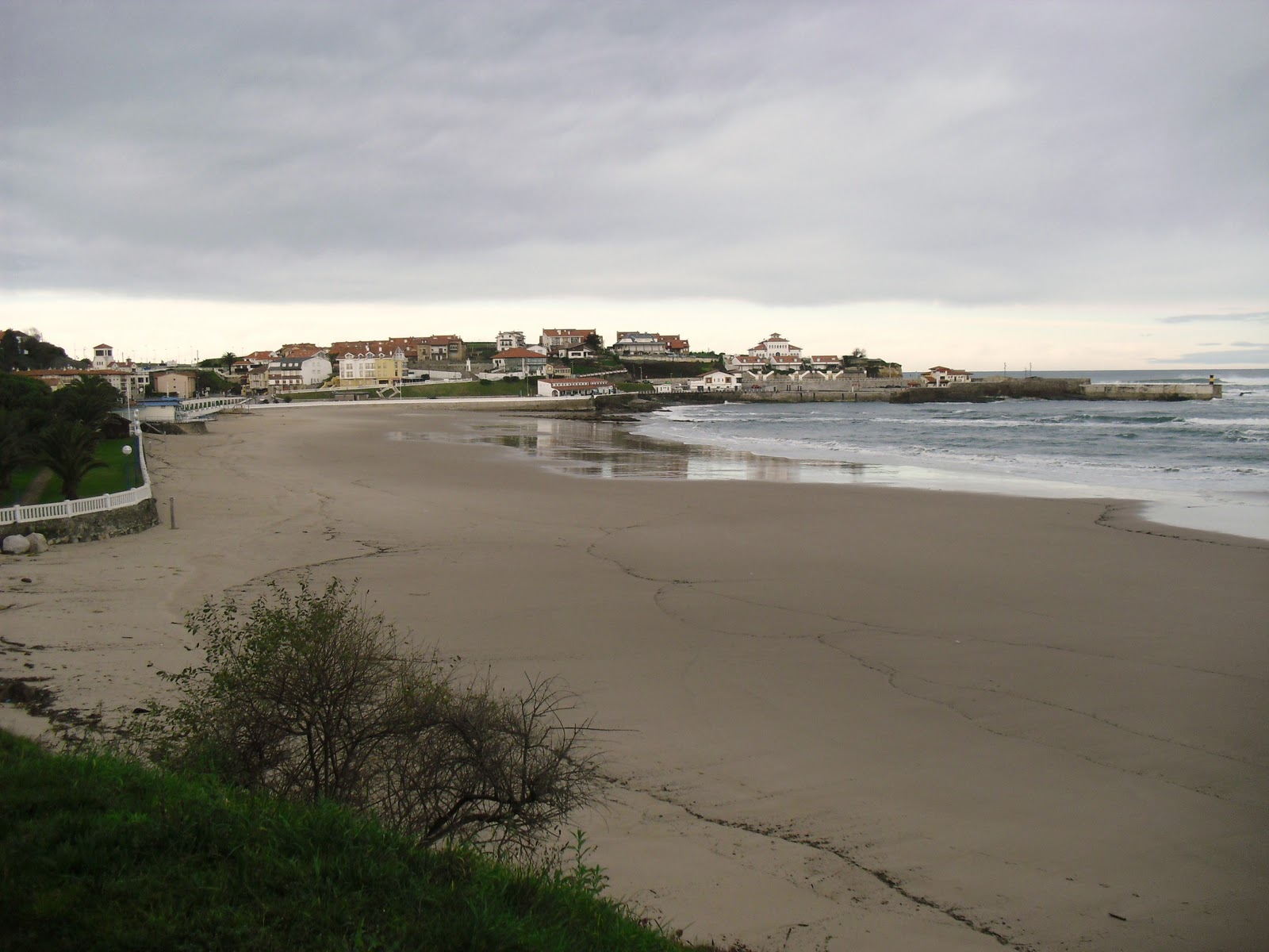 playas y paseos por la costa: PLAYA DE COMILLAS