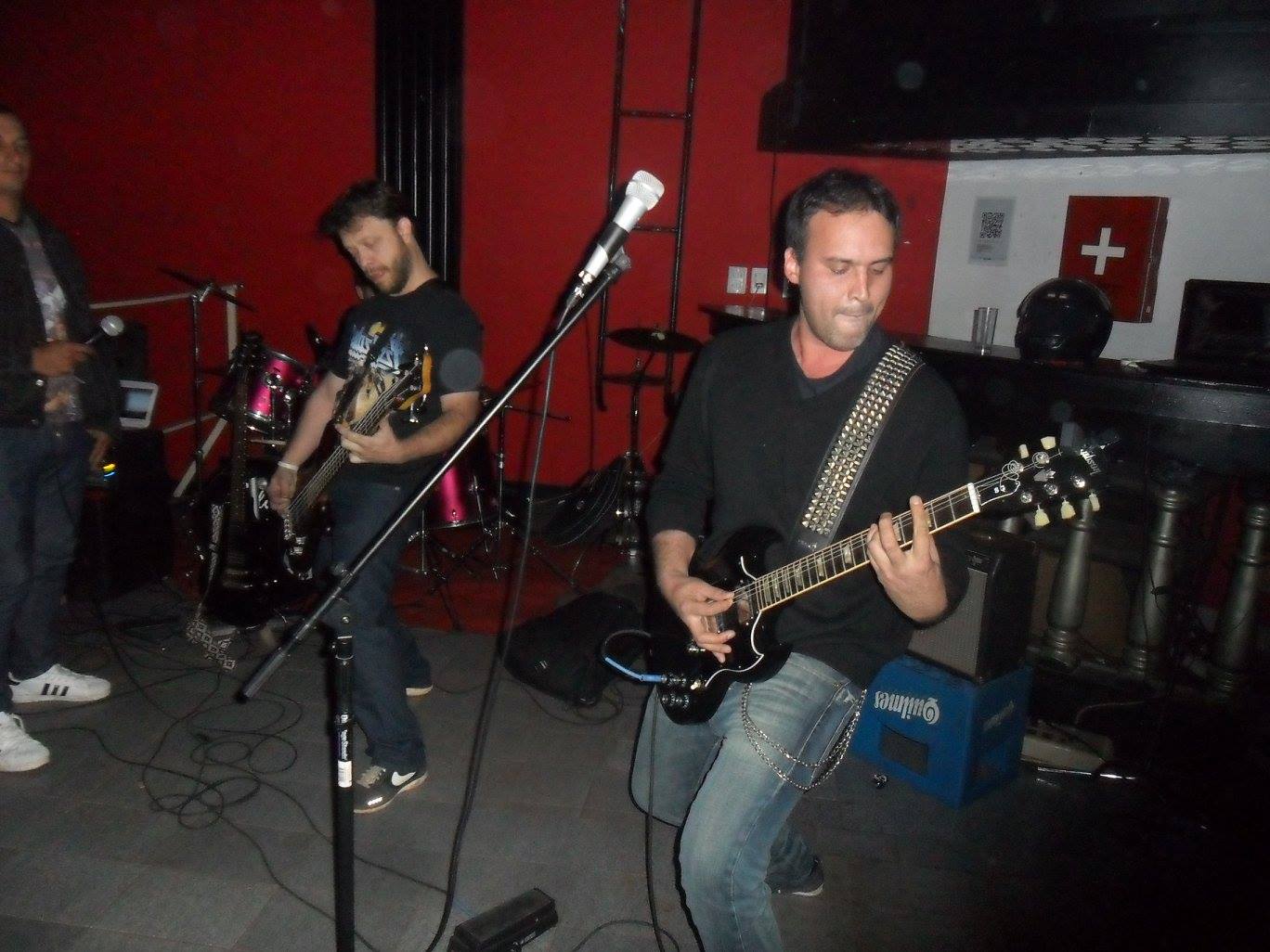 ROCK-MISIONERO: LEVIATÁN Simple "Noche de Bar"