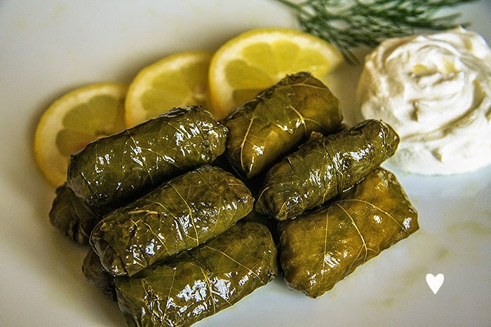 Eat like greek : Dolmathakia - Stuffed grape leaves