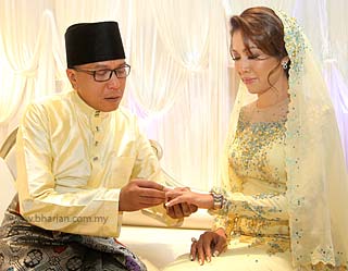 Gambar pernikahan penyanyi Hattan dan bekas isteri, Arianie Abidin ...