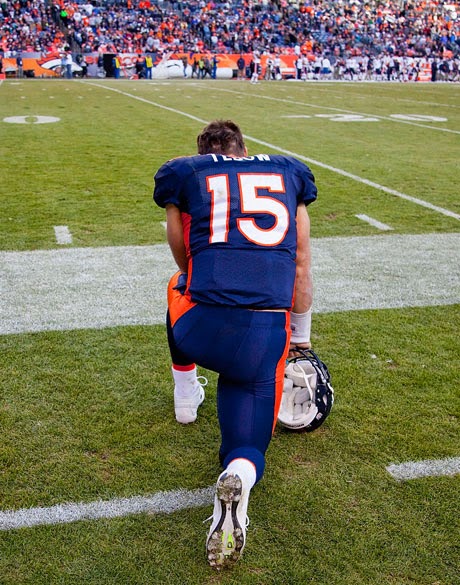Tim Tebow Tebowing and Praying in the Ground | Sports Club Blog