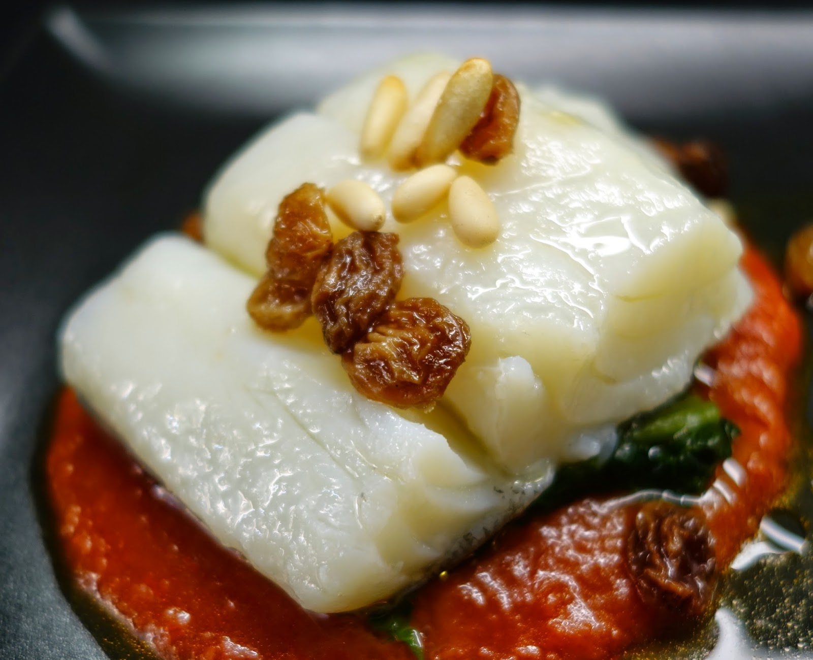 Els fogons del pare: BACALLÀ CONFITAT AMB ESPINACS I SALSA DE TOMÀQUET