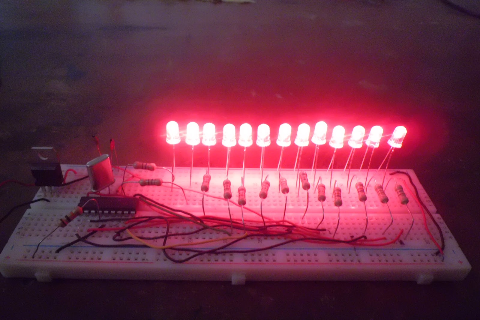 SECUENCIAL DE LEDs CON EL PIC16F84A | MUY FÁCIL. SECUENCIAL DE LEDs CON EL PIC16F84A | MUY FÁCIL.