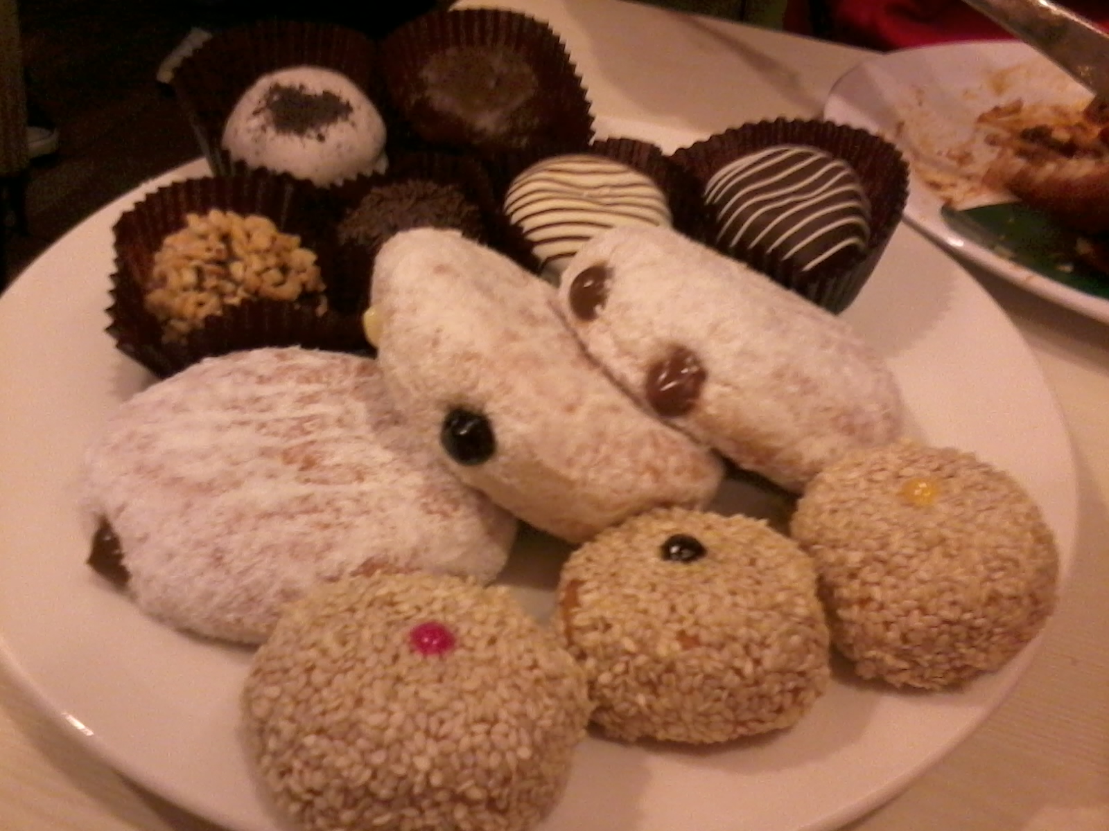 Oh, What a life!: ROMANCE IS SERVED ON A BOX OF MISTER DONUTS' BAVARIAN ...