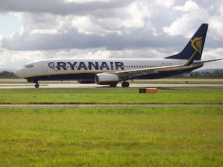 AVIONES DE COMBATE: ATERRIZAN DE EMERGENCIA 3 AVIONES DE RYANAIR