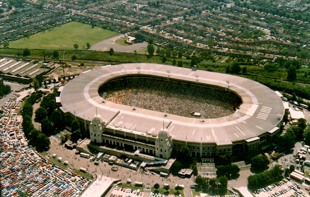 Pictures of Music Fans Attend the 1985 Live Aid Concert at Wembley ...