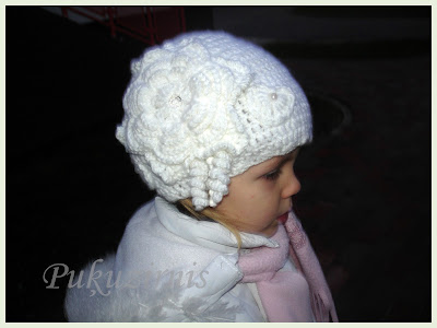 Puķuzirnis: Tamborēta sirsniņa. Un cepure baltā.