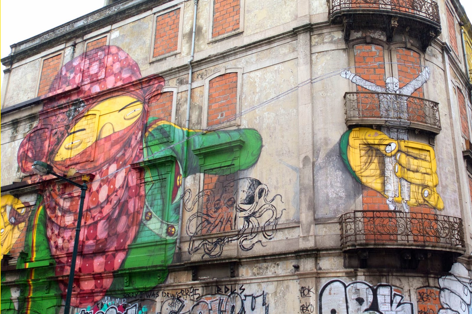 Graffitis, arte urbano: Graffitis en Lisboa, Portugal.