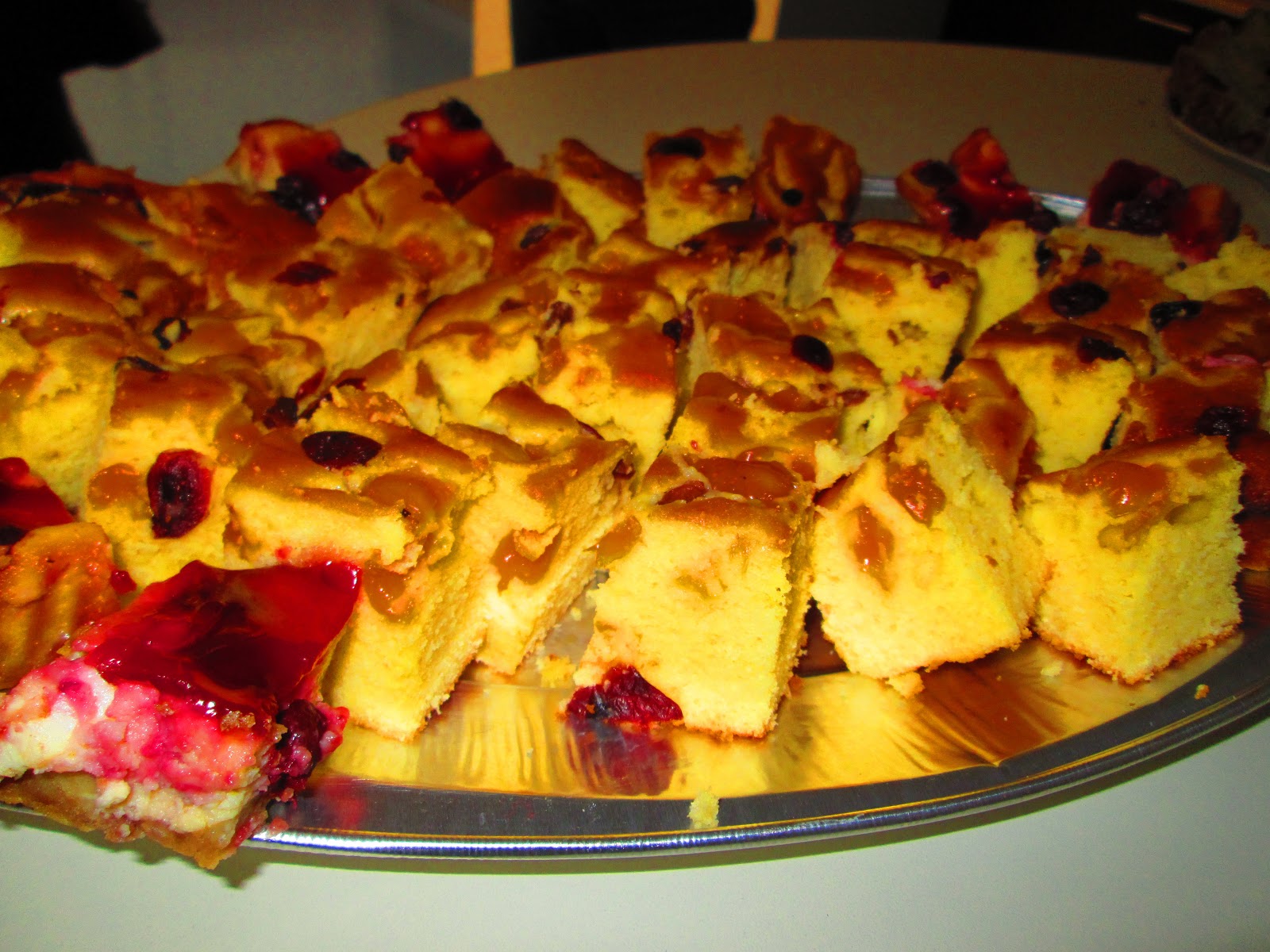 VULPEA COFETAR: PRAJITURA CU CORCODUSE SI MERISOARE