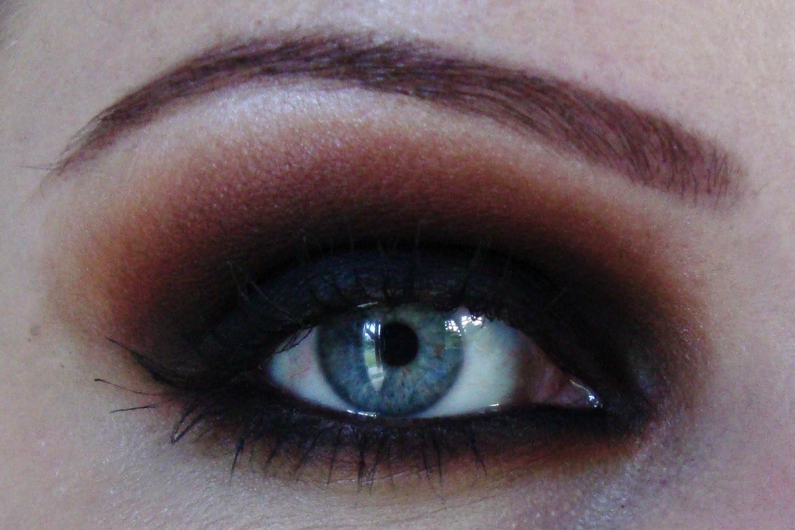 MakeUp By Mariana Stähelin: Tutorial: Maquiagem preta bem carregada.