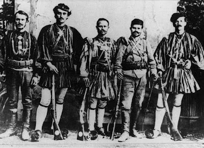 Αιώνια Ελληνική Πίστη: ΤΟΥΡΚΙΚΑ ΣΚΥΛΙΑ ΣΚΟΤΩΝΟΥΝ ΤΟΝ ΟΠΛΑΡΧΗΓΟ ΤΟΥ ...