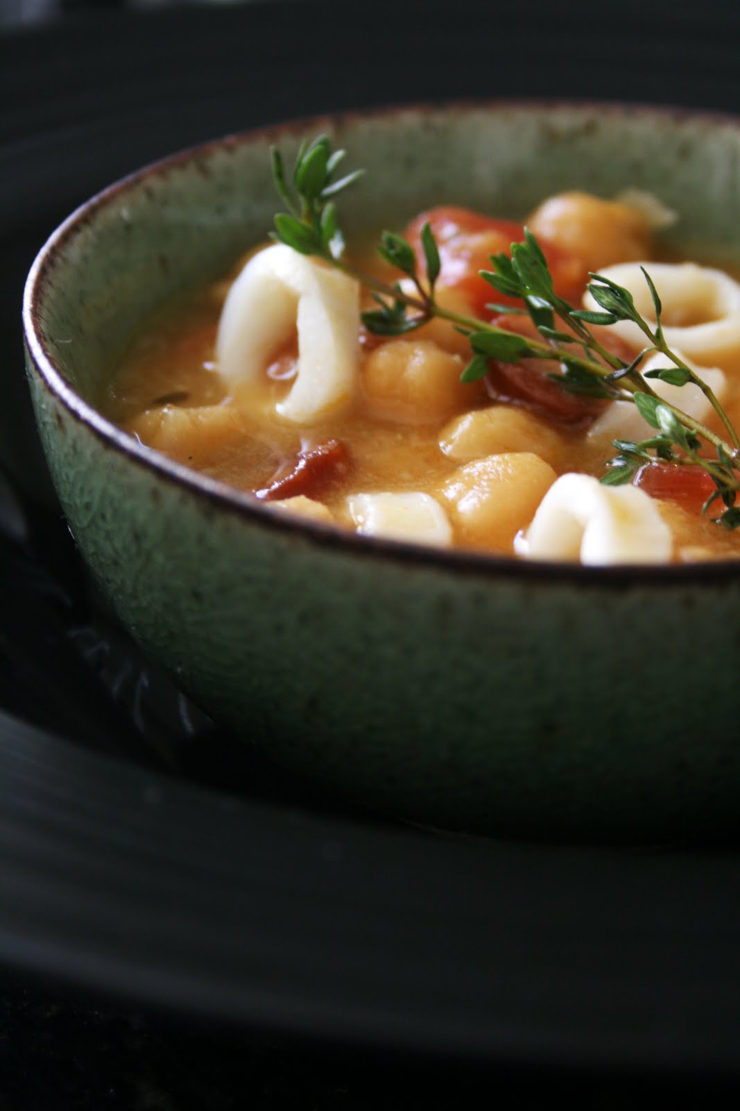 o pato empratado: * ensopado de grão de bico, lulas e linguicinha