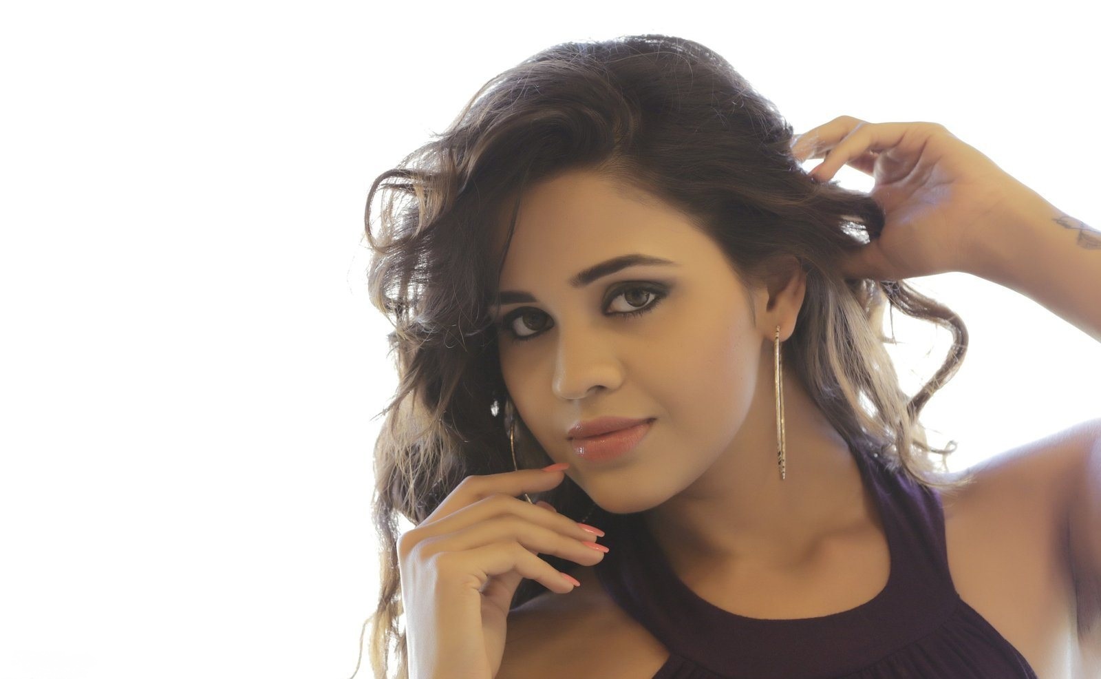 DESI ACTRESS PICTURES: Parina Mirza Super Sexy Skin Show In Her Latest ...