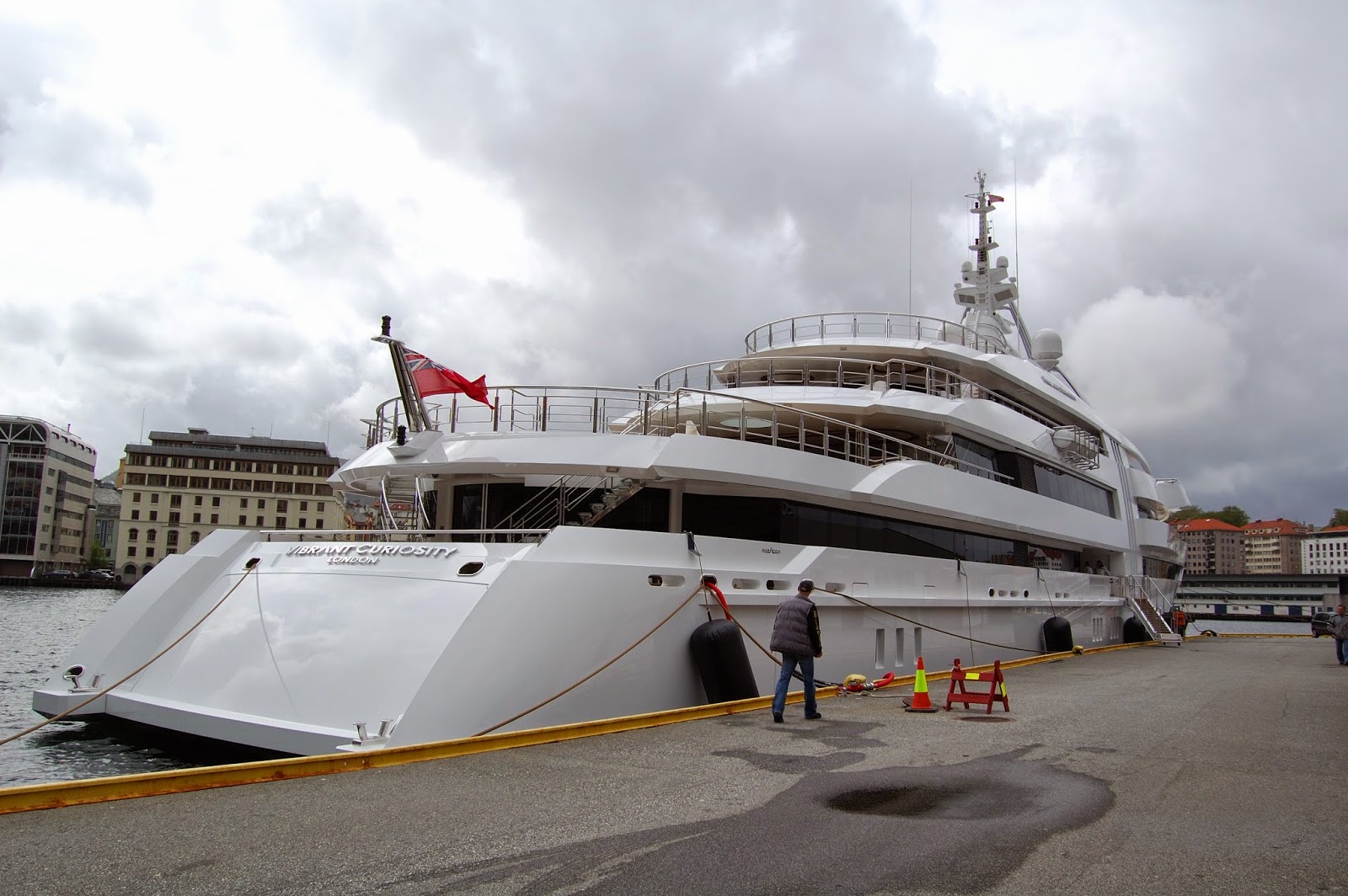 Mes yachts d'exception: Vibrant Curiosity