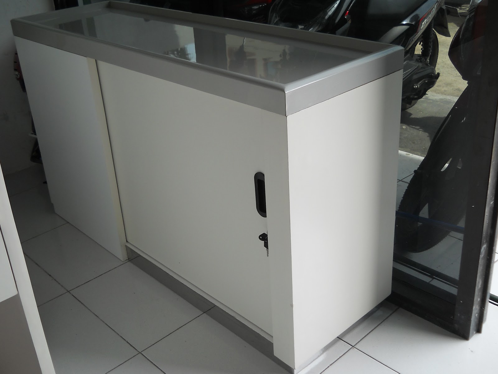 Meja CS & Background - Furniture Kantor Semarang