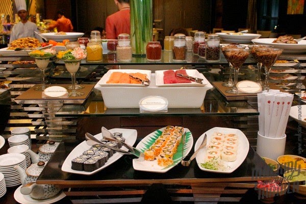 Mucking Around Manila: Crimson Hotel: Dinner Buffet at Cafe Eight