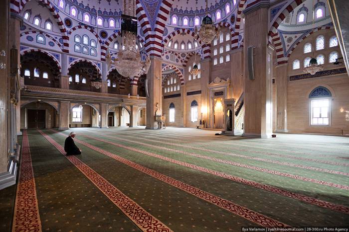 Places or Travel: Akhmad Kadyrov Mosque in Grozny — Chechnya