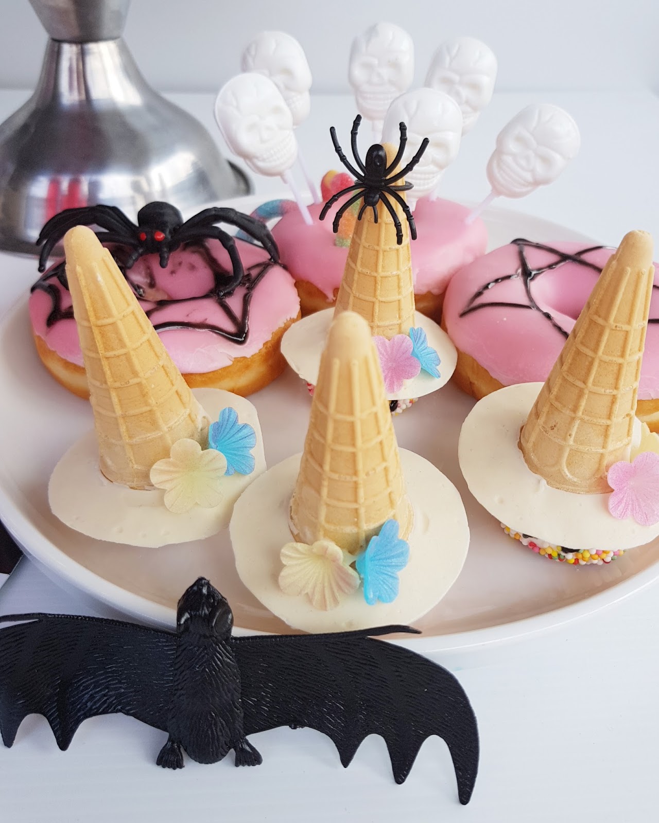 Adorable HALLOWEEN Dessert Table Inspiration | Now thats Peachy