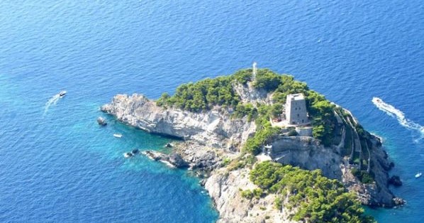 LUGARES CURIOSOS: La isla Delfín, el paraíso privado del Mediterráneo ...